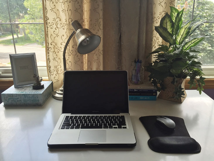 7 Items You Need on Your Office Desk Tips | ForRent